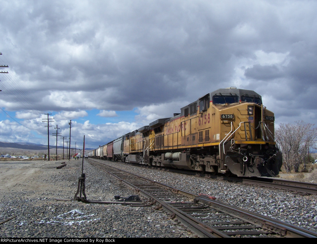 An overview of the train back to the crossing.